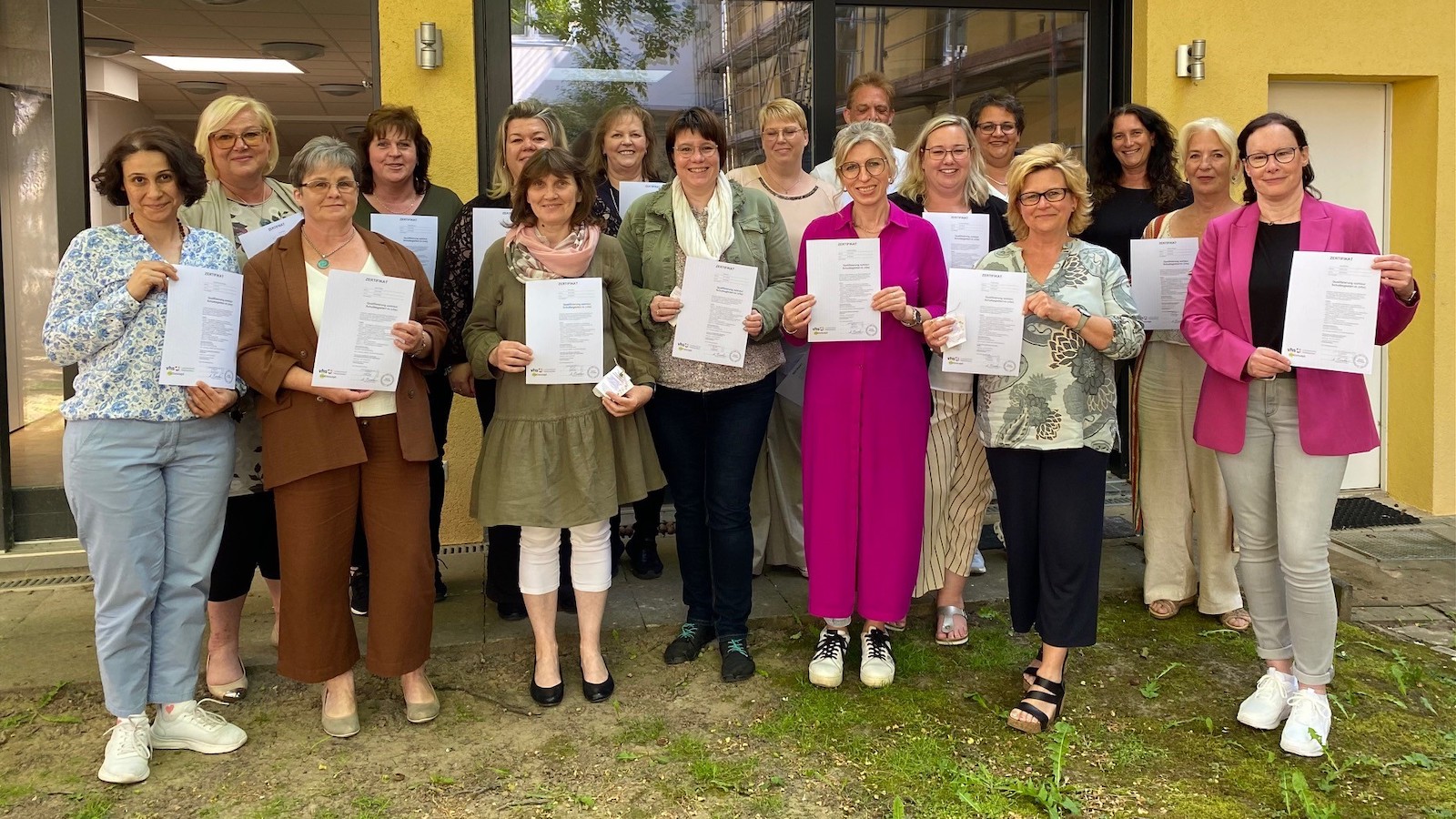 KVHS Lehrgang für Schulbegleitungen - 15 Teilnehmende schließen Kurs ...